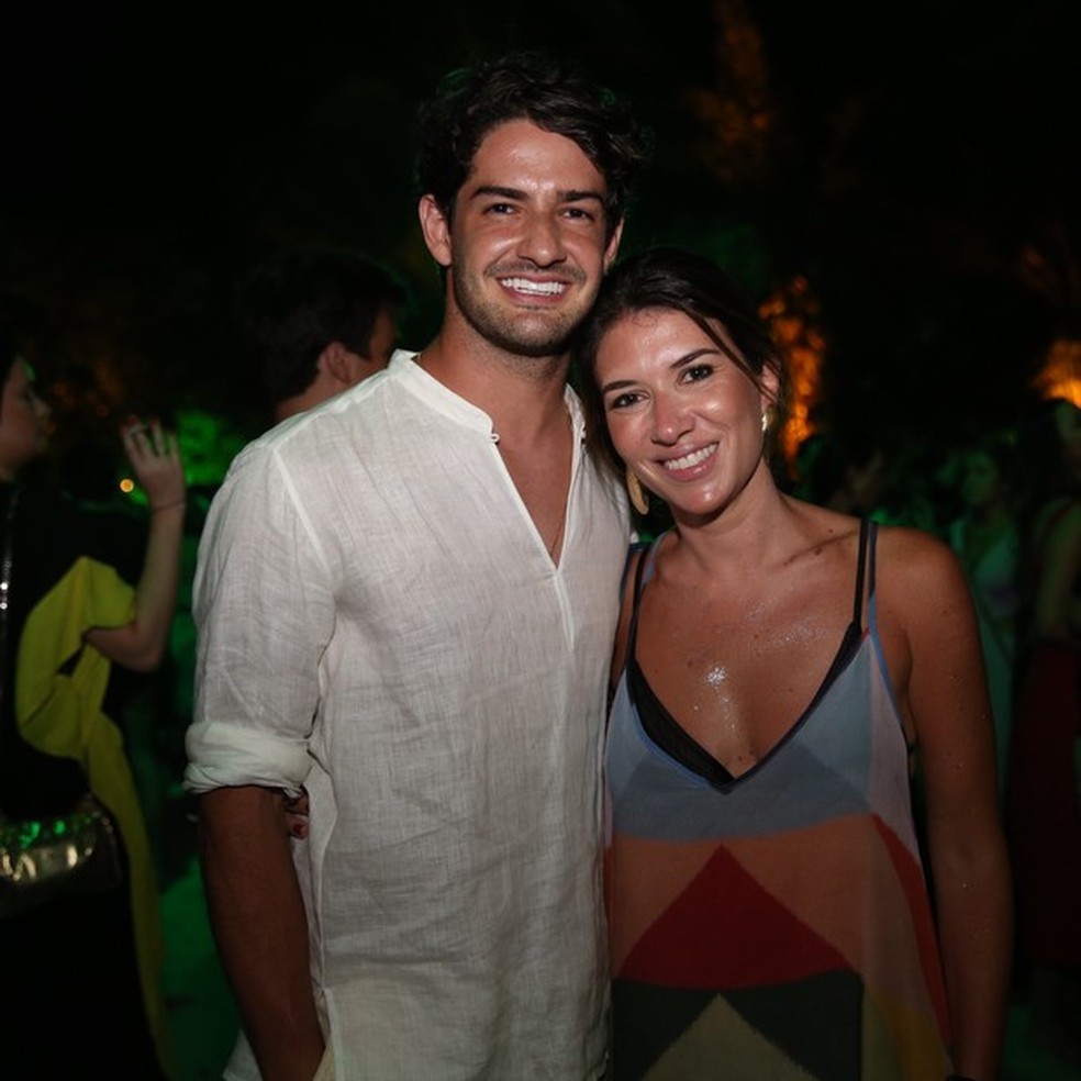 Alexandre Pato celebra Dia das Crianças com foto rara do filho
