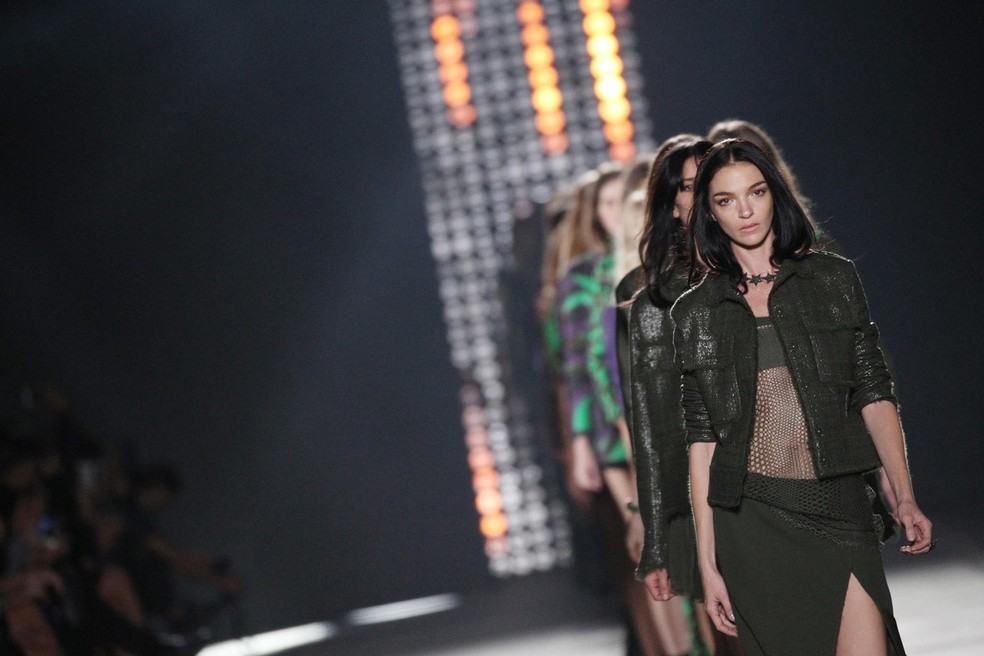 Versace: toda a sensualidade da grife italiana no verão 2016