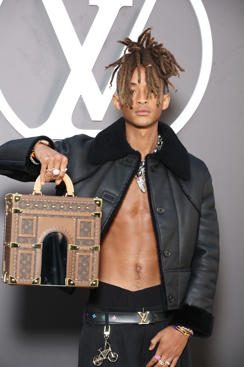 Jaden Smith concentra flashes durante a semana de moda de Paris