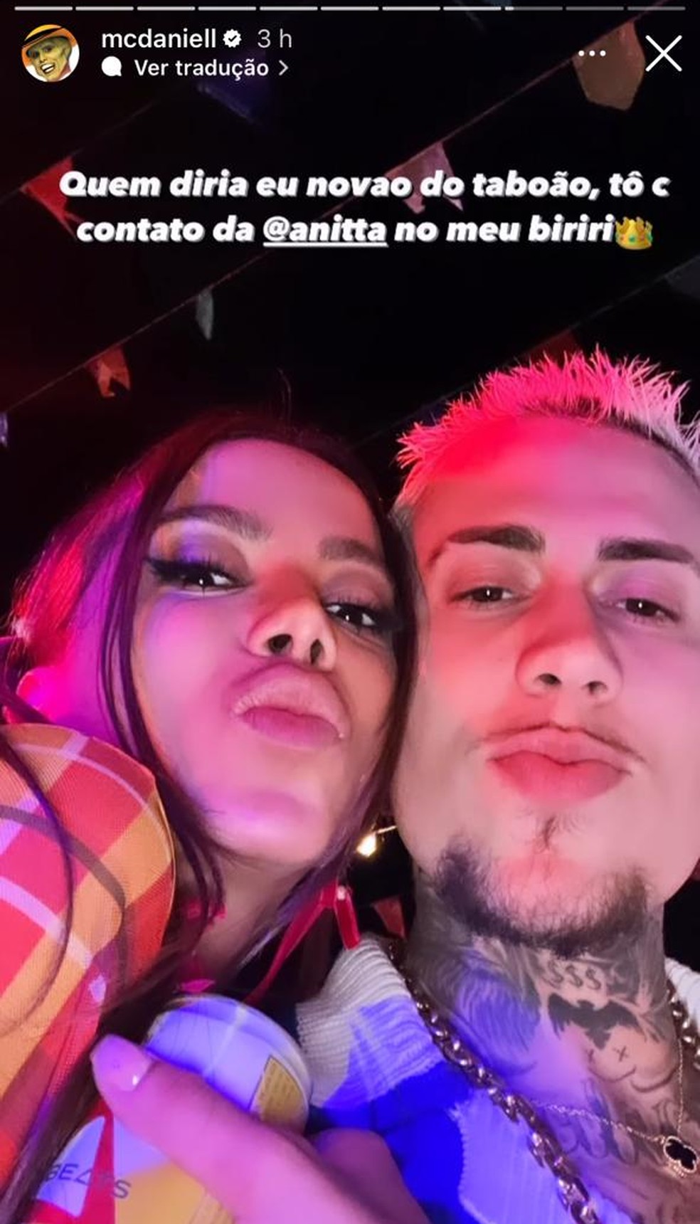 MC Daniel posa com Anitta em Arraiá