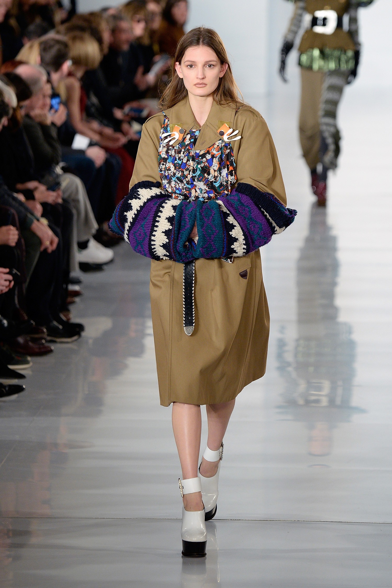 Maison Margiela brinca com o contraste de materiais no inverno 2017