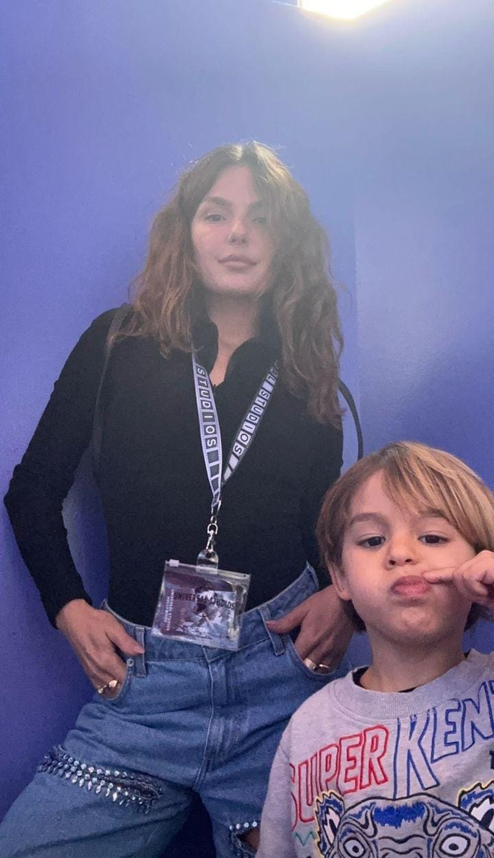 Isis Valverde se diverte com Rael em parque da Universal