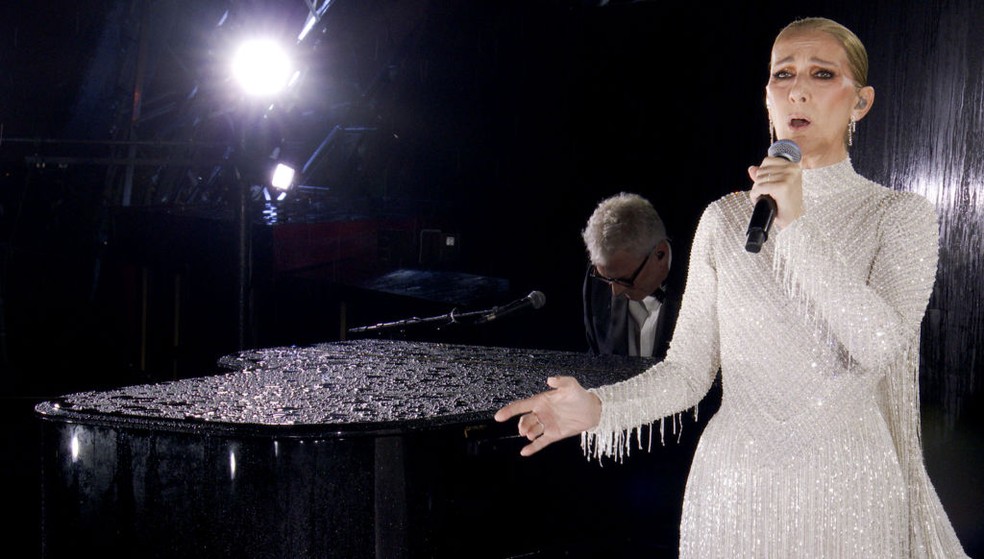 Vídeo Mostra Céline Dion Emocionada Após Se Apresentar Na Abertura Das