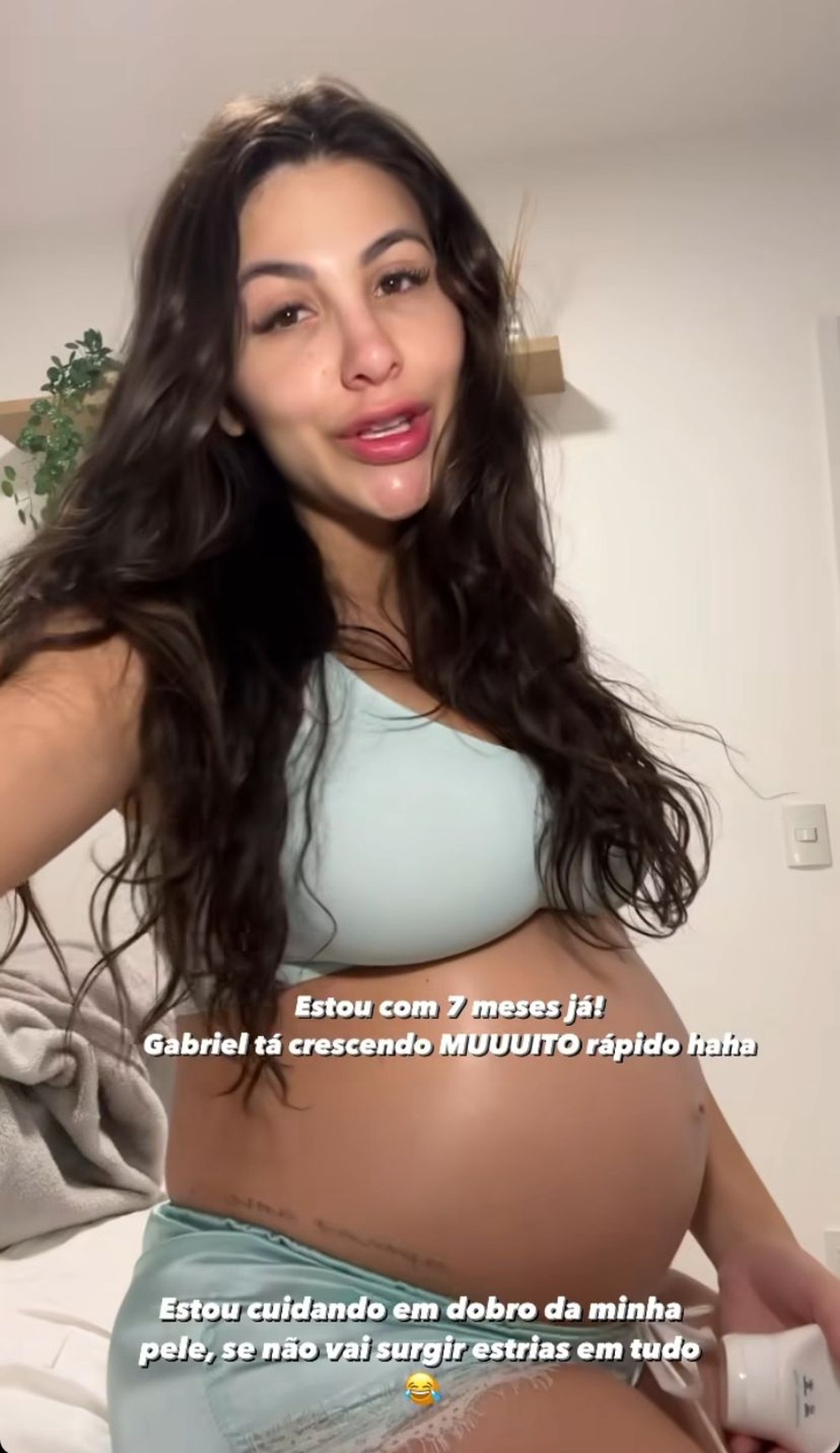 Jheny Santucci exibe barrigão de sete meses: 'Gabriel está crescendo muito rápido'