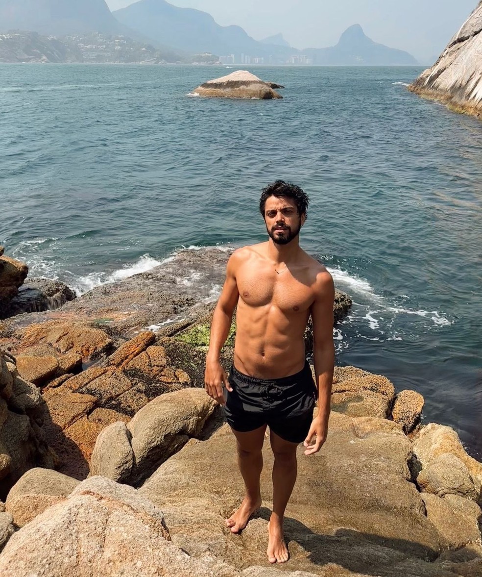 Rodrigo Simas exibe dump de outubro
