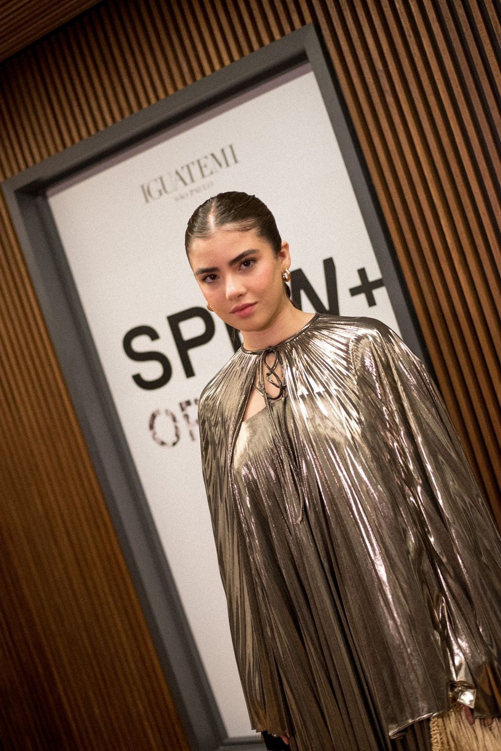 Gkay e atriz Mel Bayde repetem look dourado no SPFW