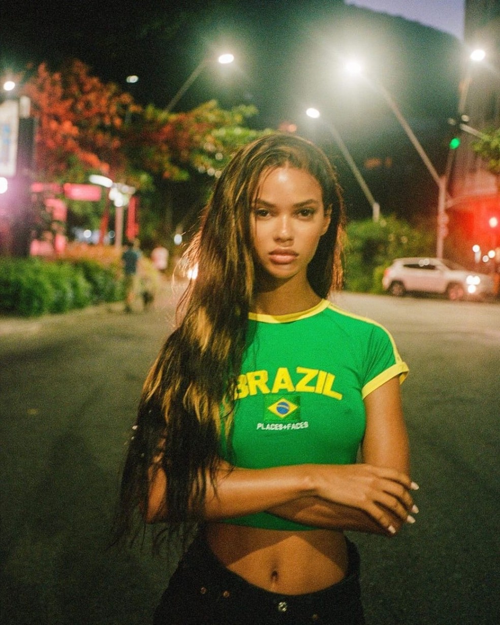 Juliana Nalú posa com a camisa do Brasil e exalta o Rio de Janeiro