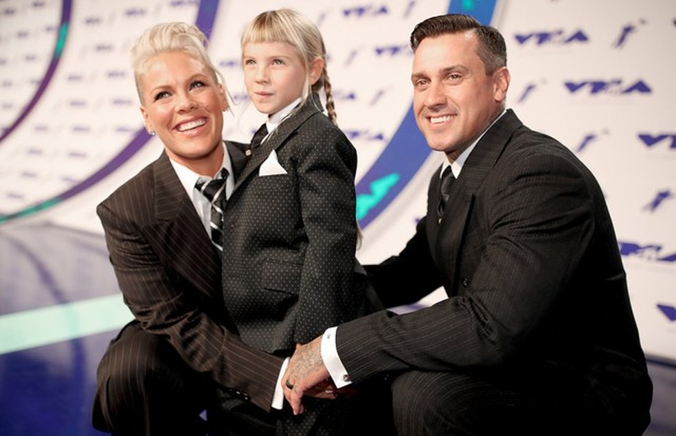 Família fashionista: bebê Pink faz sucesso de terninho em premiação