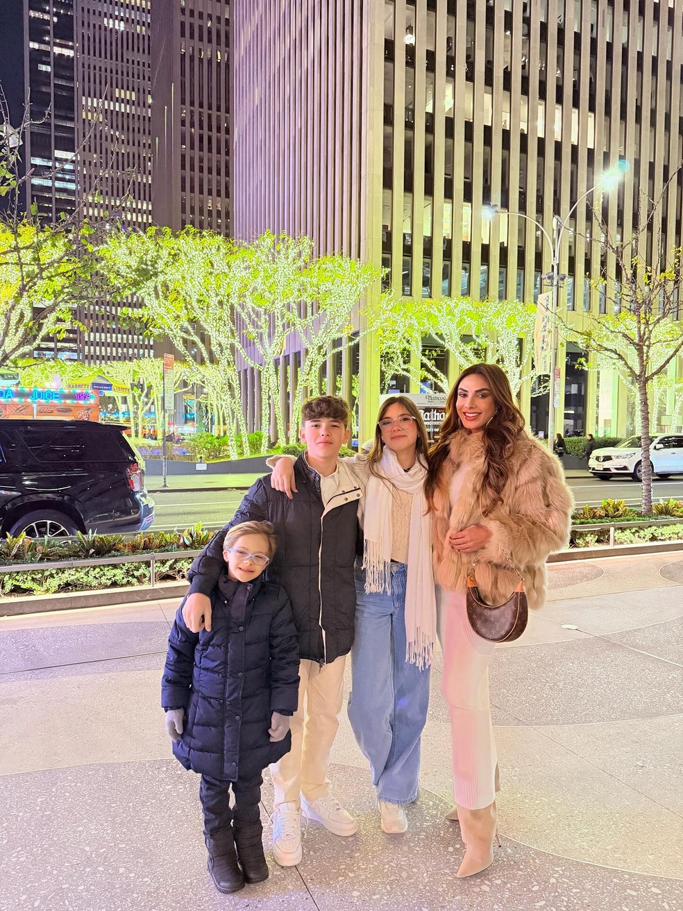 Ao lado da mãe, Nicole Bahls comemora aniversário intimista em NY ...