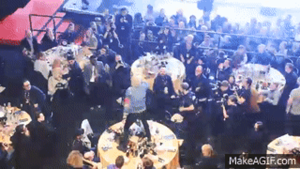 Coldplay tem mesa destruída durante apresentação em prêmio de música