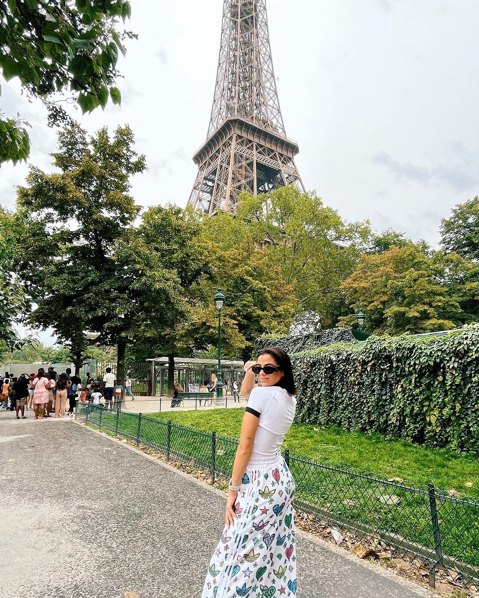 Key Alves elege vestido com mega decote nas costas para curtir passeio ...