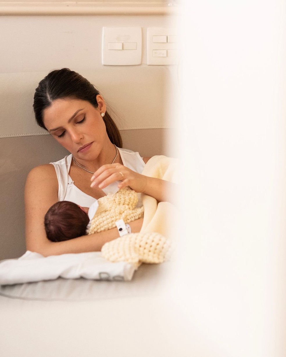 Carol Celico encanta com sequência de fotos com recém-nascido