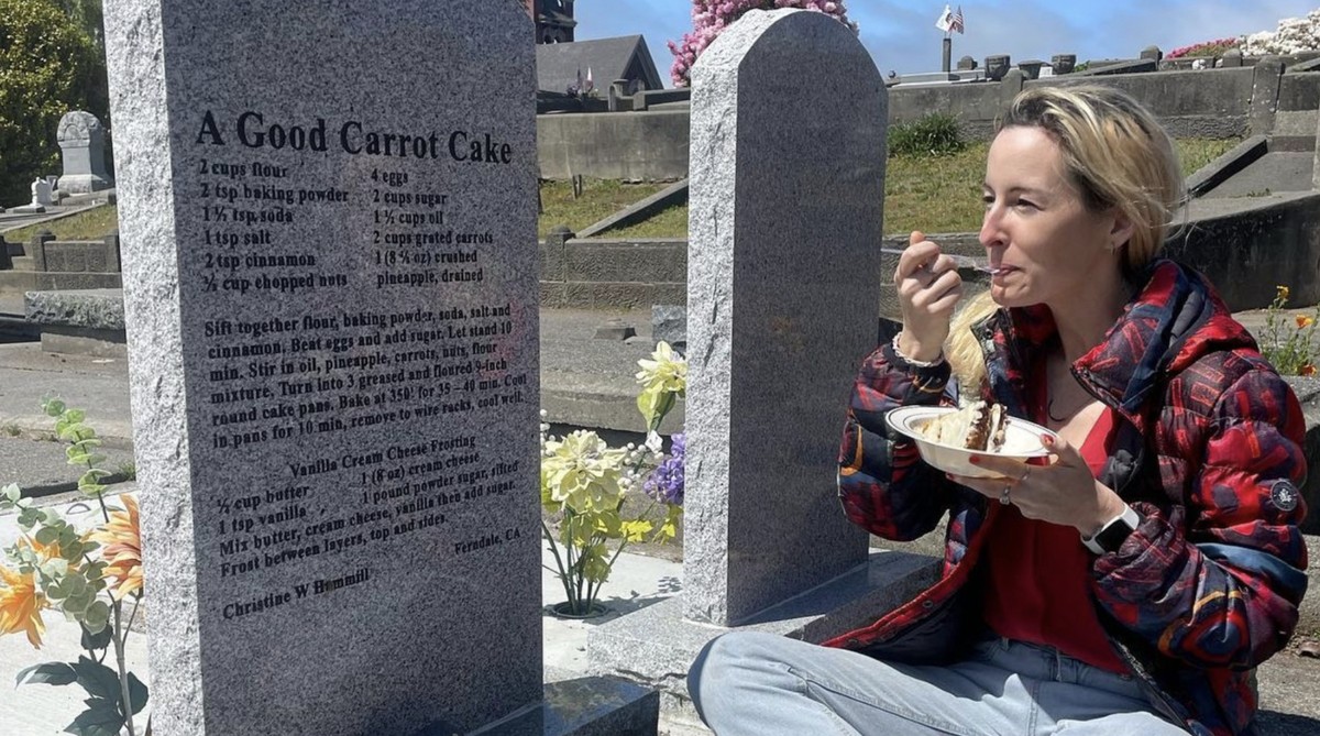 Mulher viraliza ao dar vida a receitas que encontra em lápides