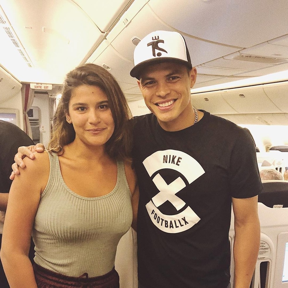 Giulia Costa tieta Thiago Silva no aeroporto de Paris | Celebridades ...