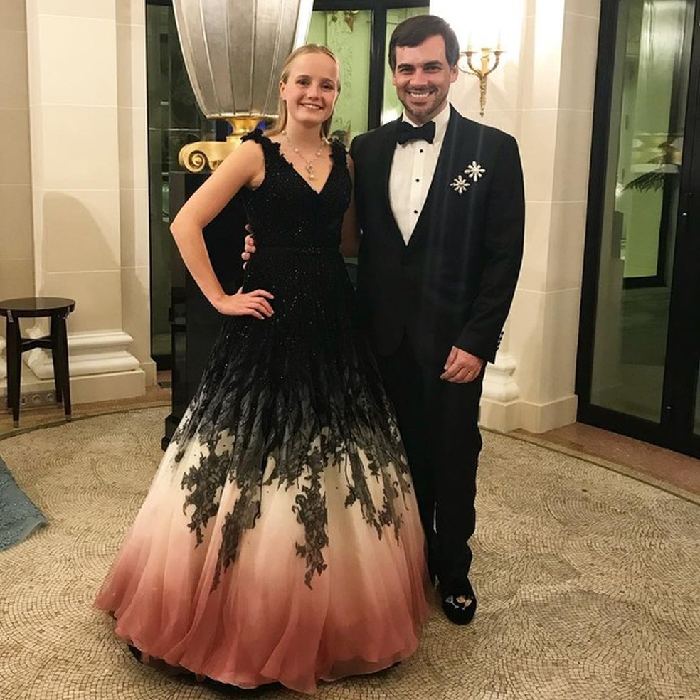 Ava Phillippe encanta em baile de debutantes, em Paris