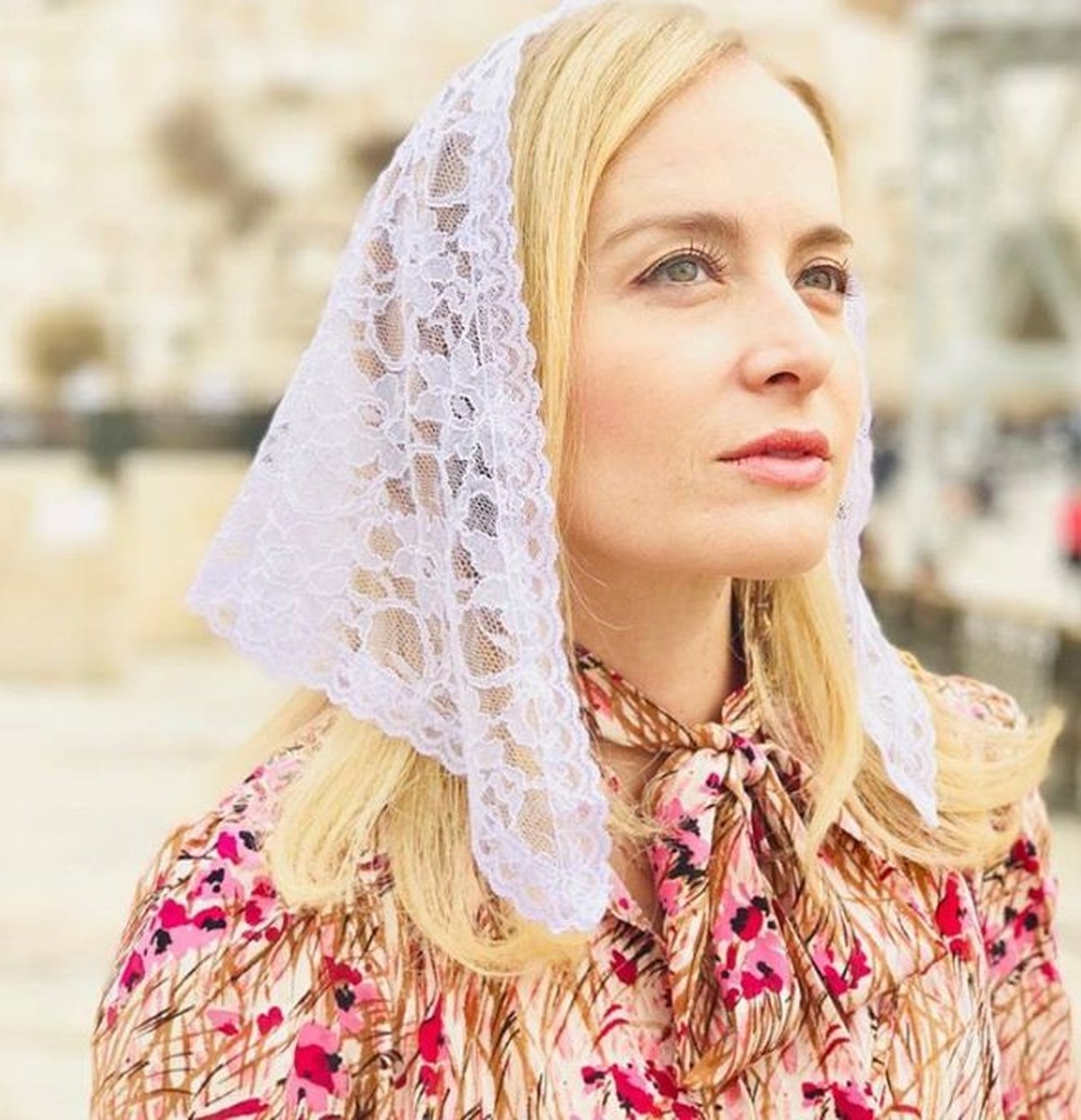 De vestido Prada, Angélica curte férias em Israel com a família