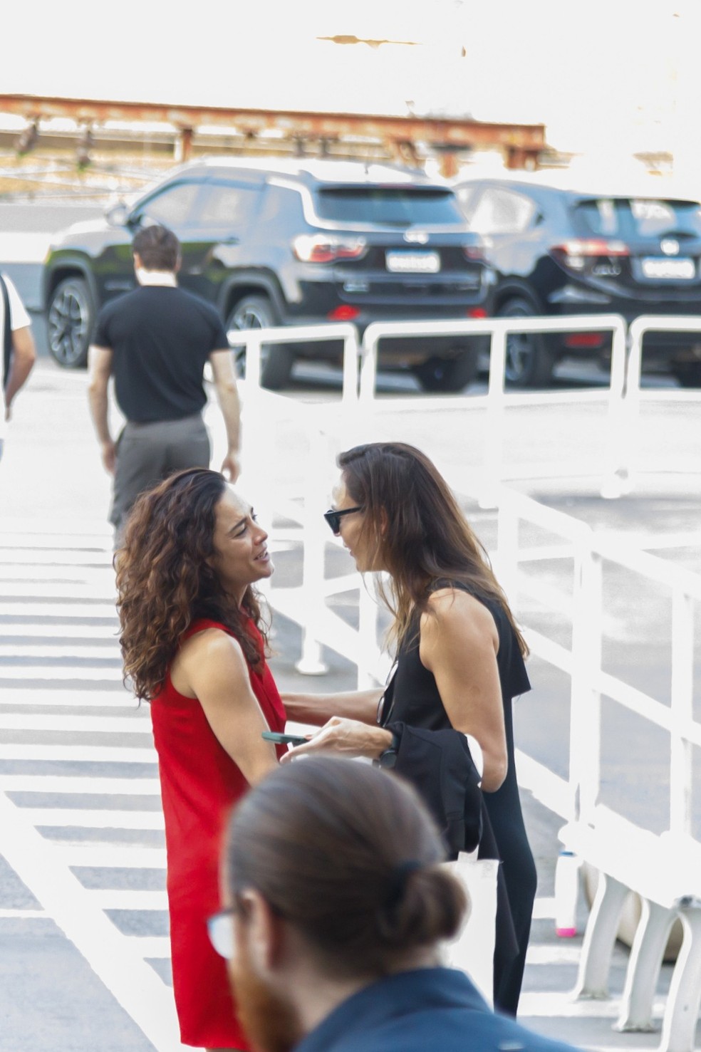 Alice Braga surge em clima de romance com a namorada, Renata Brandão