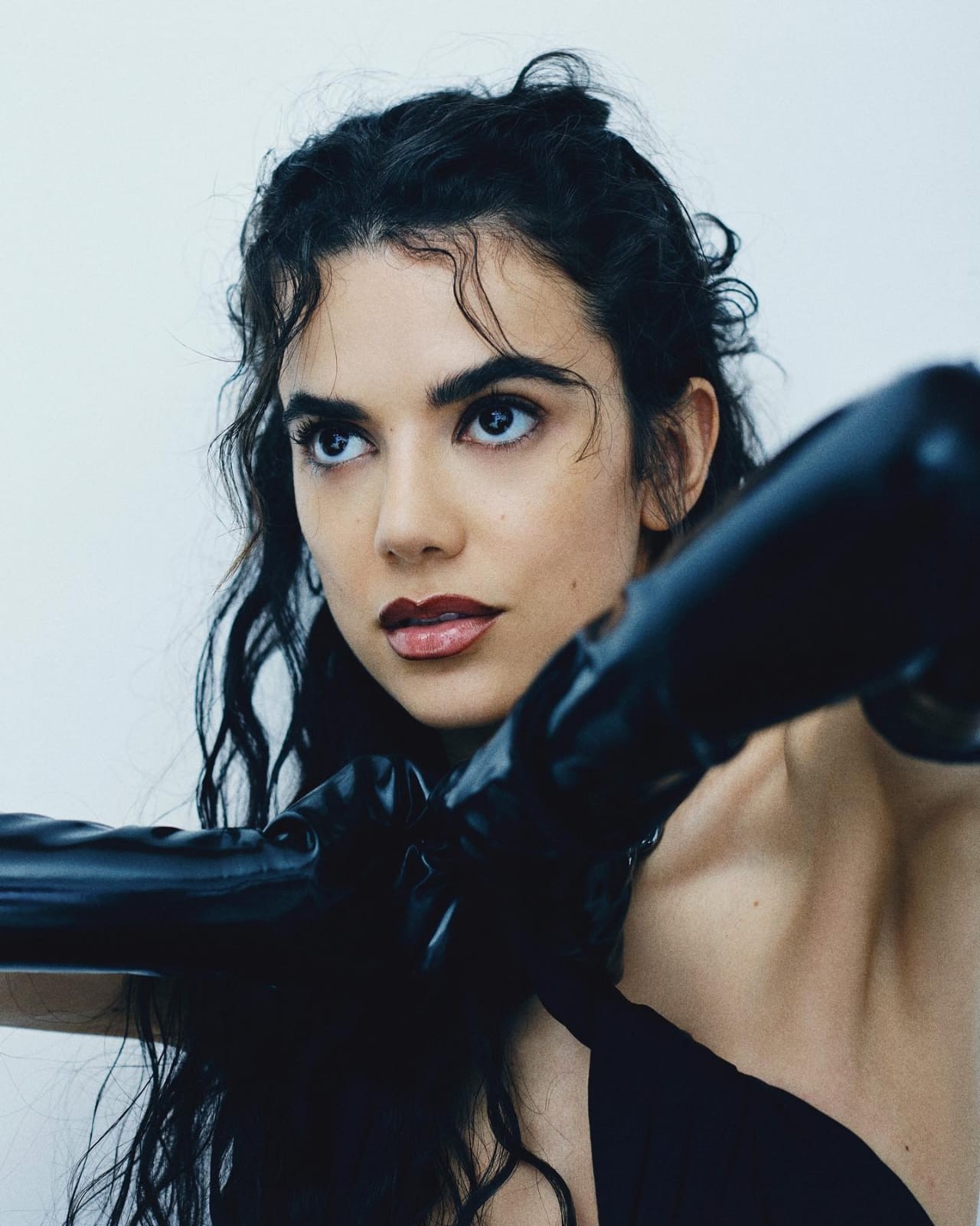 Manu Gavassi esbanja beleza em novo ensaio fotográfico