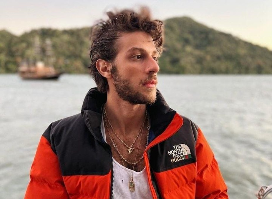 De cabelo raspado, Chay Suede exibe pós-treino | Celebridades | Vogue