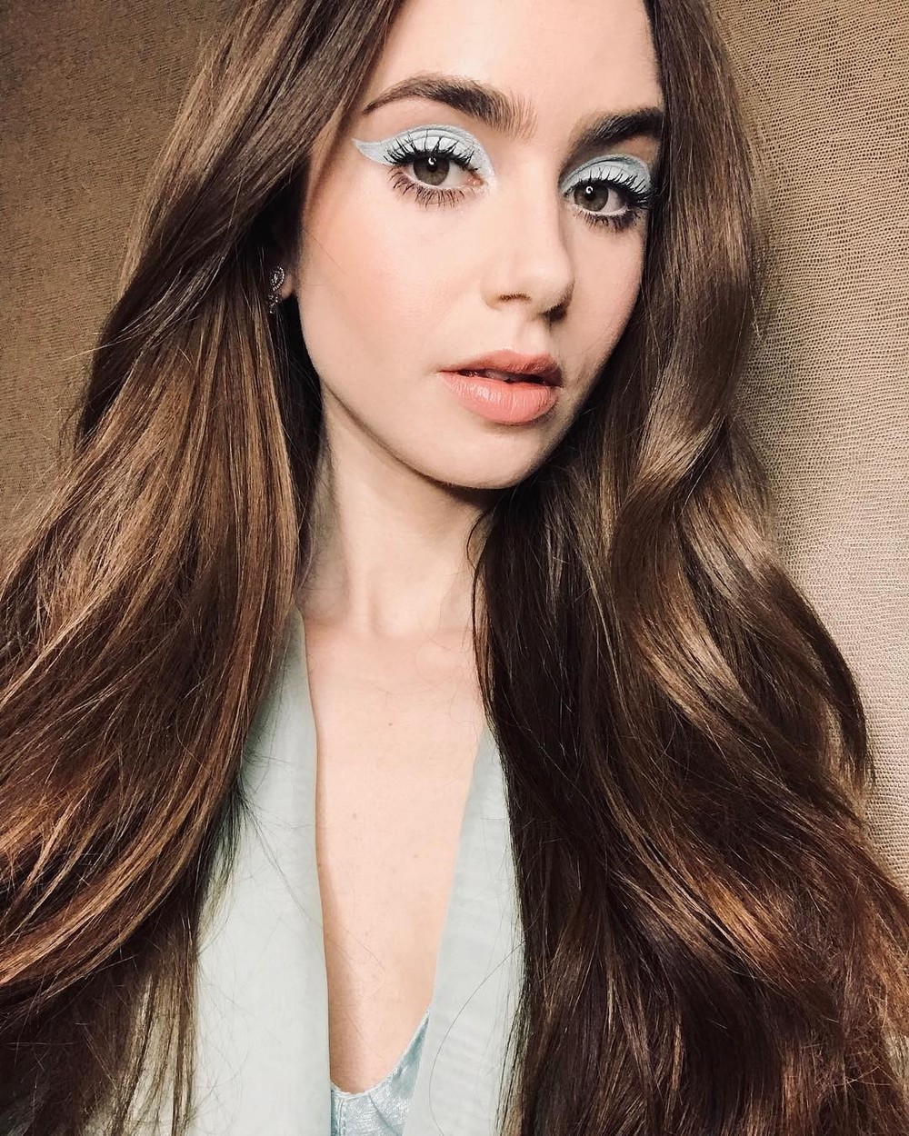 Lily Collins faz clique com maxi delineado verde excêntrico: 'Princesa ...