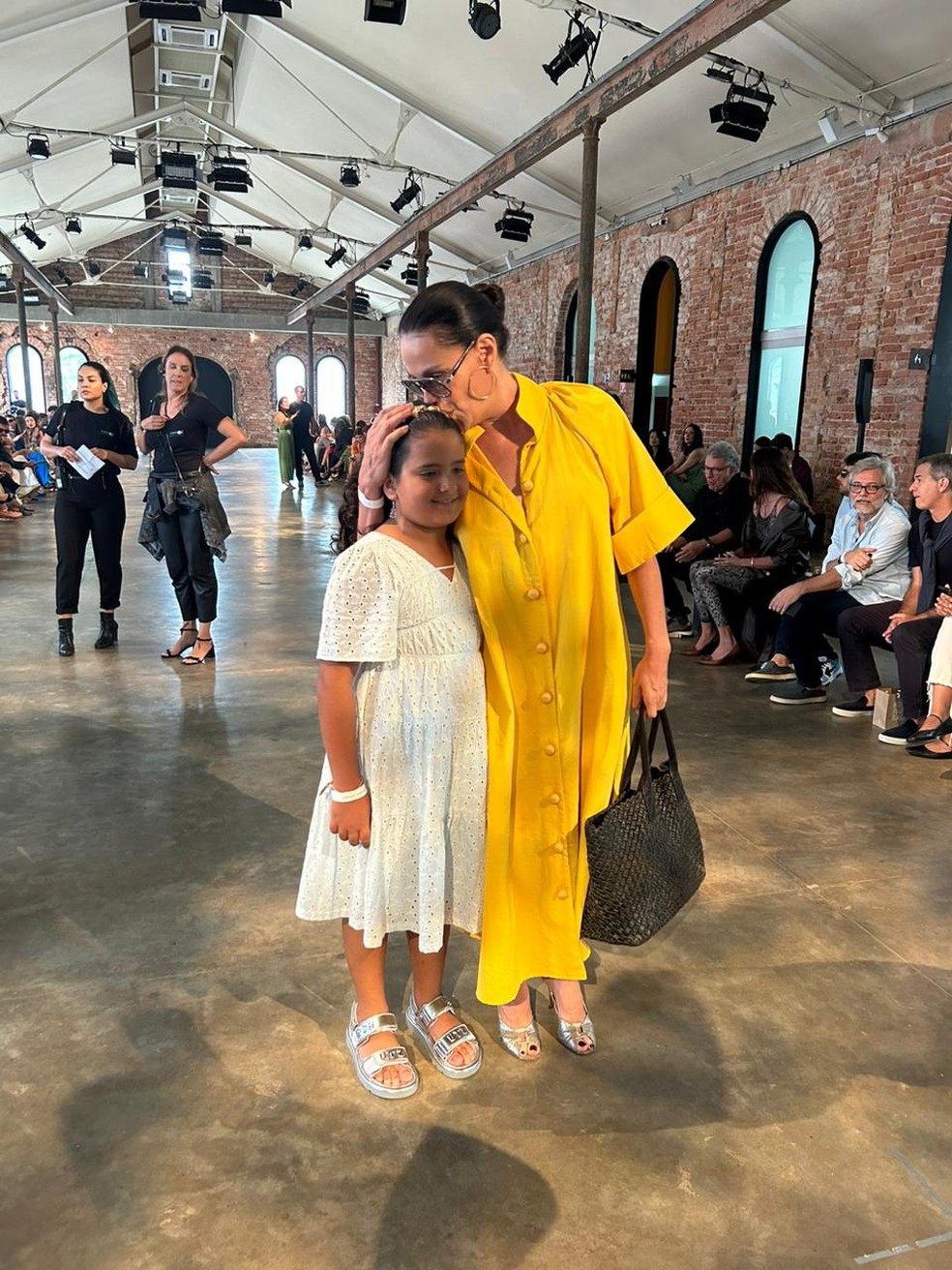 Carolina Ferraz faz rara aparição com a caçula em desfile de moda em ...