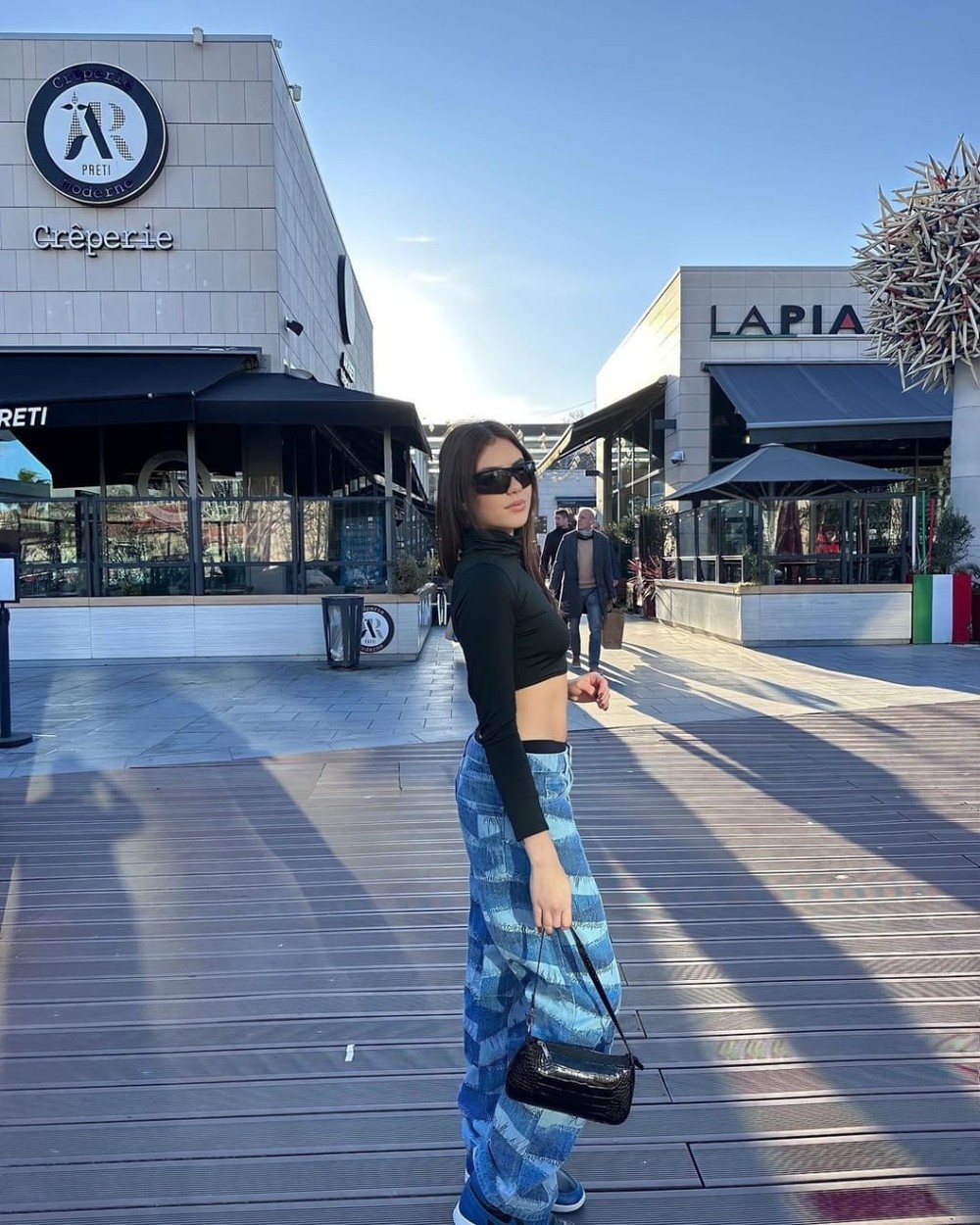 Giullia Miranda rouba a cena ao posar com minilook