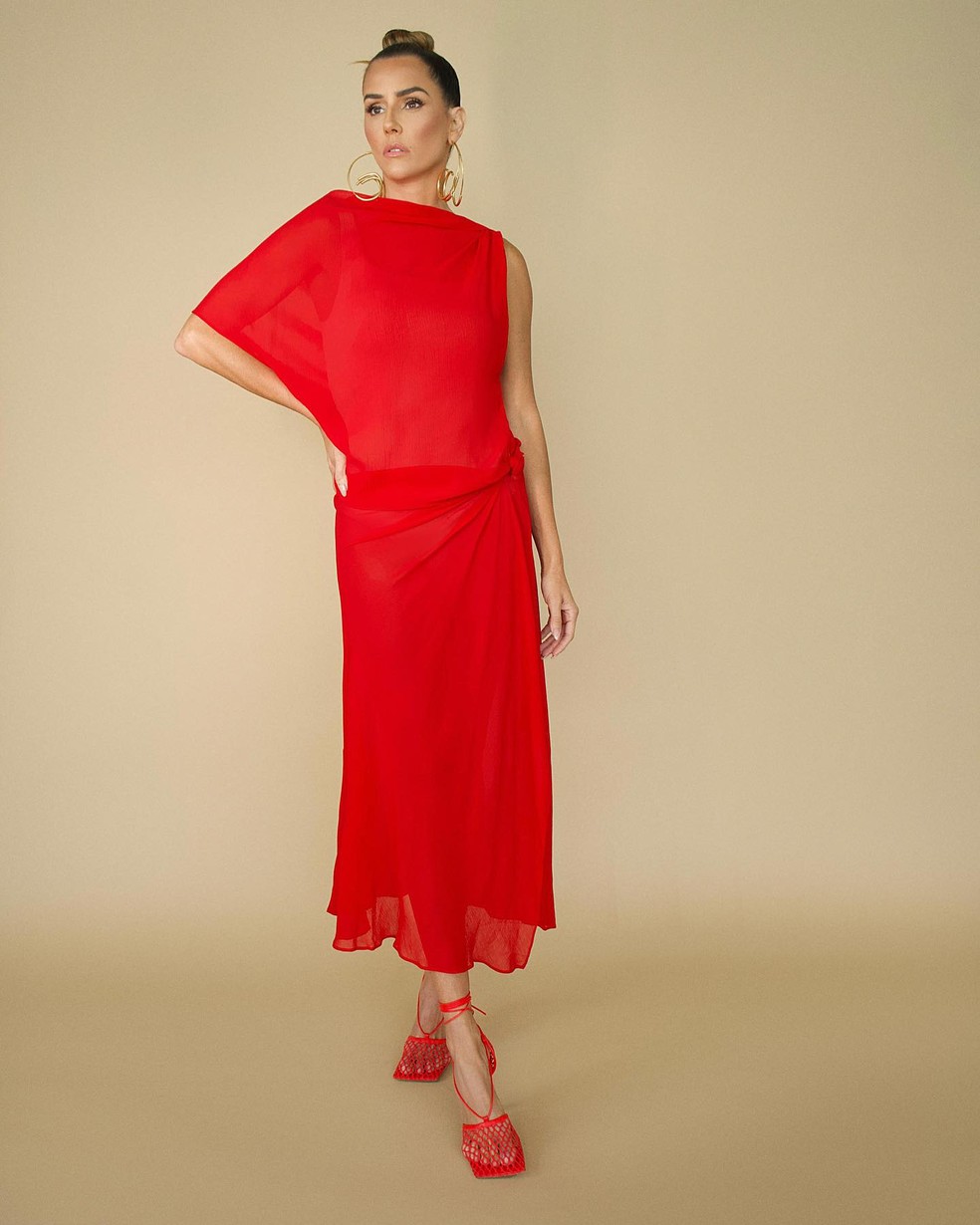 Deborah Secco esbanja elegância com look all red