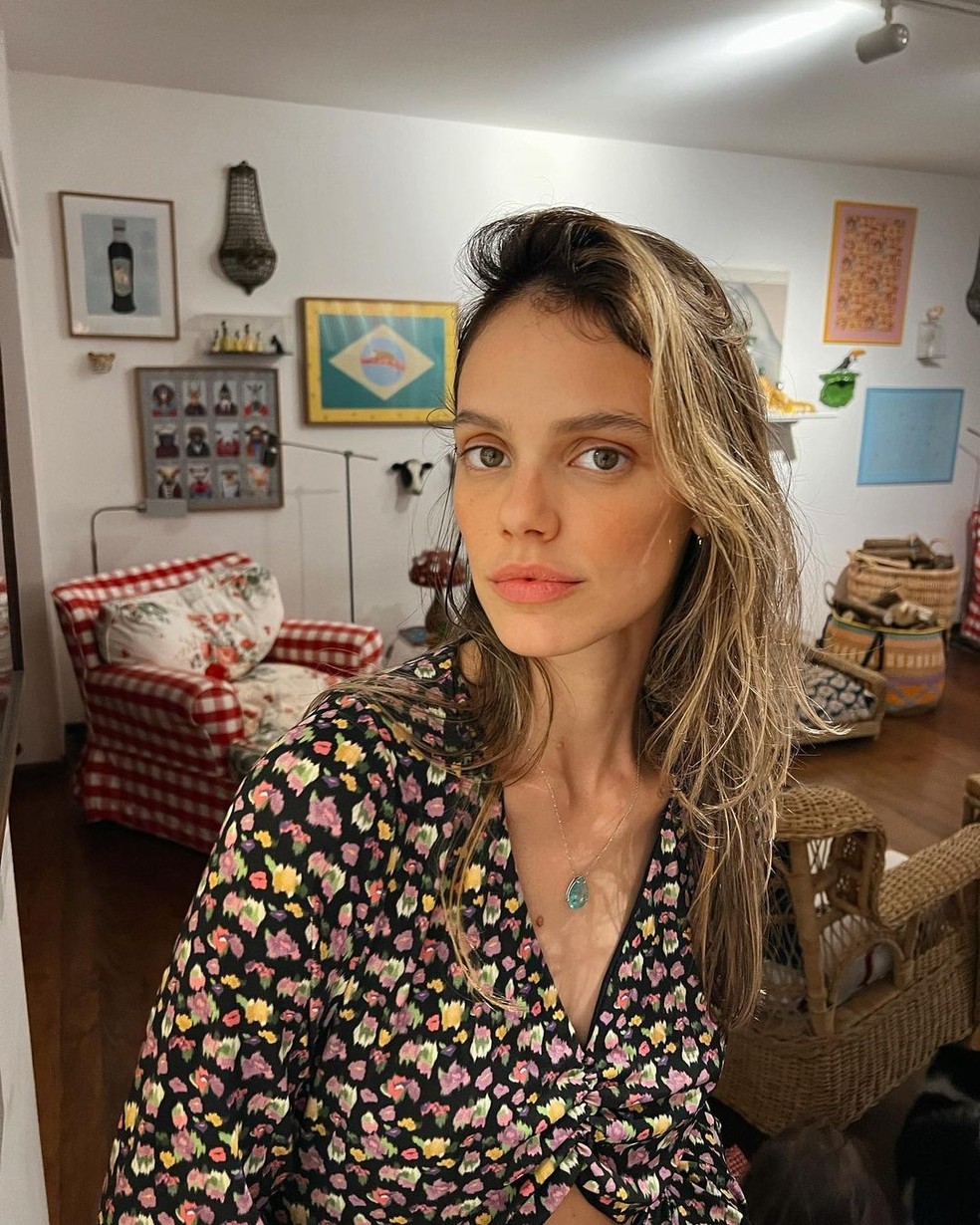 Laura Neiva esbanja naturalidade com vestido estampado