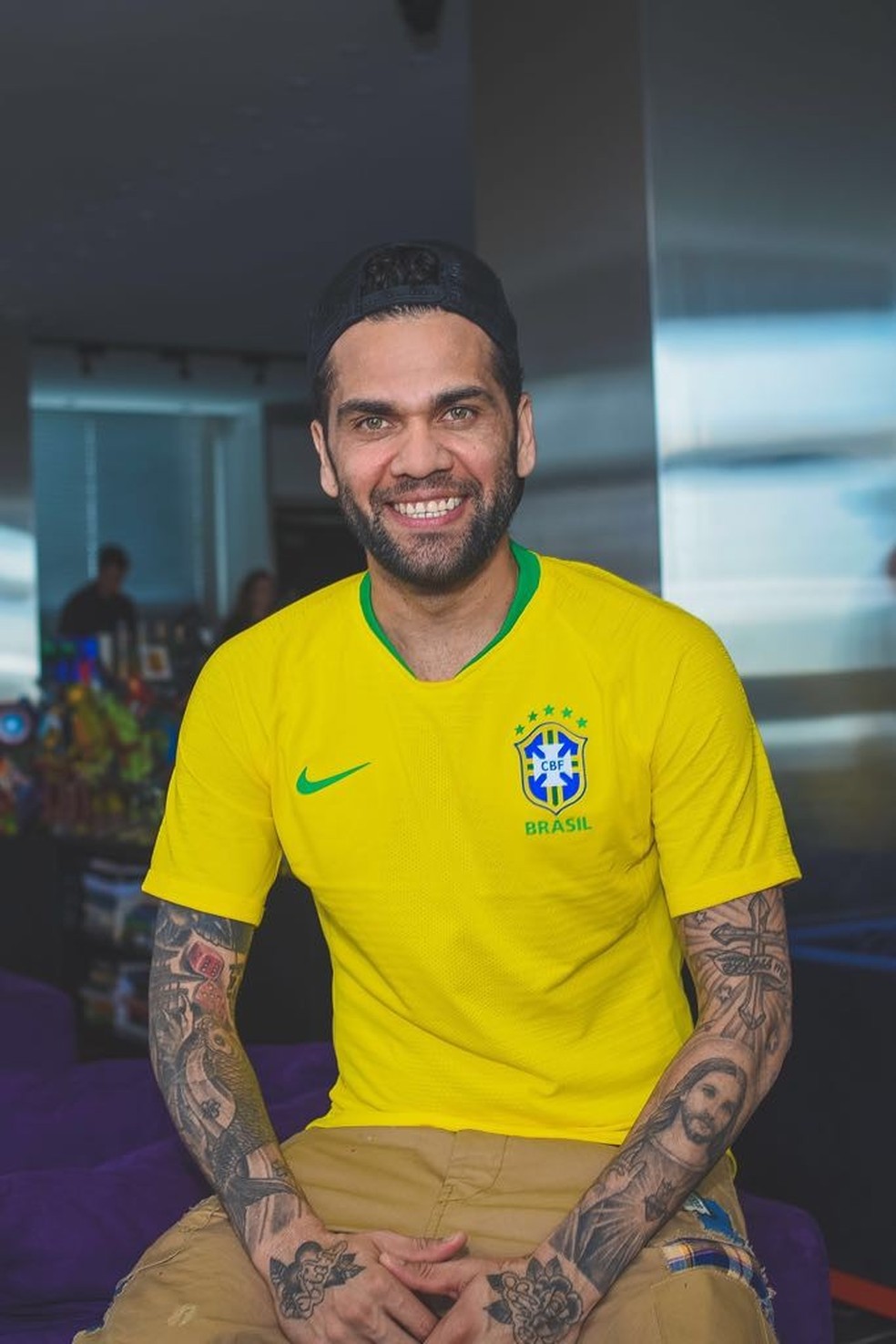 Daniel Alves recebe amigos para assistir ao jogo do Brasil contra a Bélgica