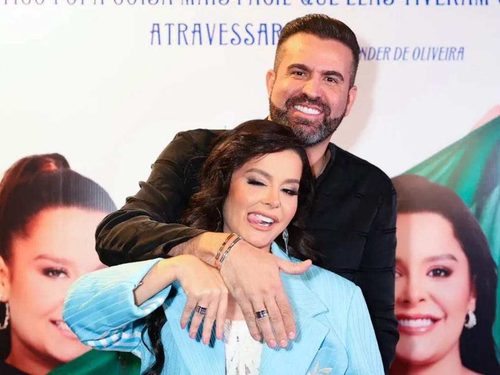 Maraisa e Fernando Mocó surgem em clima de romance em praia