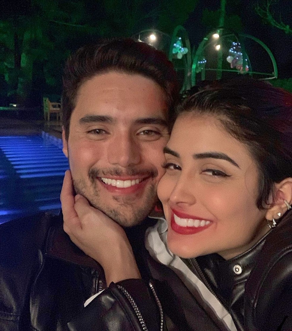 Leticia Almeida se declara ao namorado em primeira foto do casal
