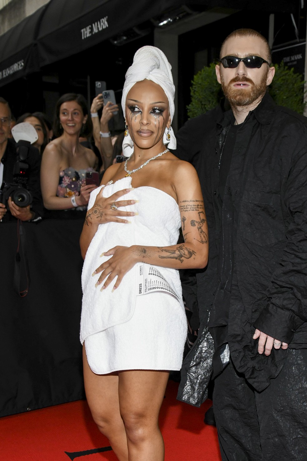 Doja Cat surpreende ao surgir só de toalha a caminho do Met Gala 2024