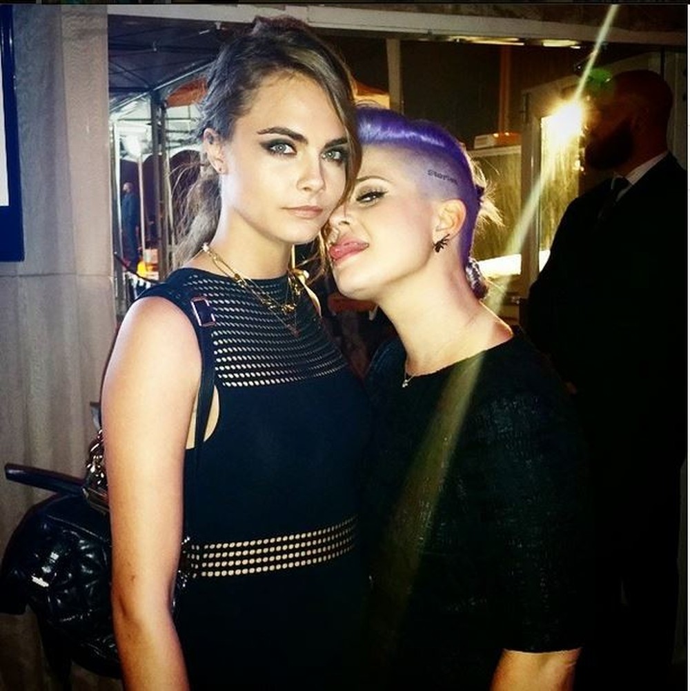 Cara Delevingne leva lambida de Kelly Osbourne em evento beneficente