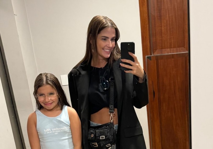 Deborah Secco leva Maria Flor para assistir 'Divertida Mente 2'