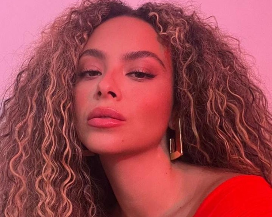 Julia Rodrigues esbanja beleza com vestido all red