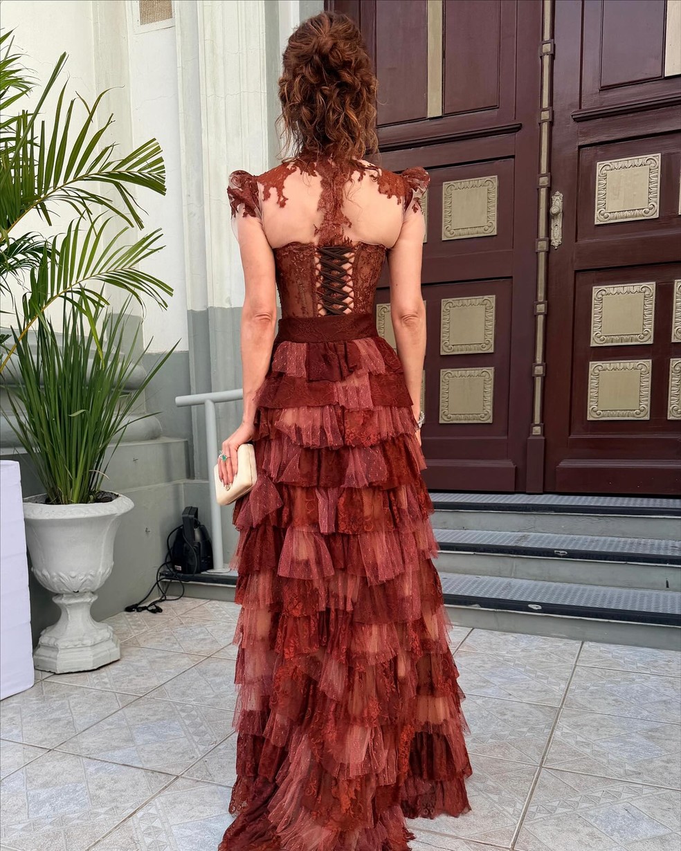 Paula Fernandes deixa perna à mostra ao apostar em vestido com fenda ...