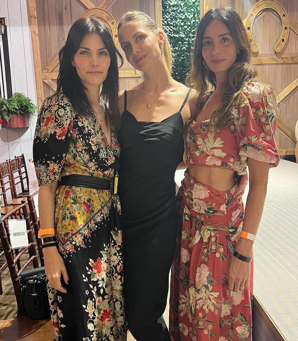 Ex-tops Ana Claudia Michels, Luciana Curtis e Carol Bittencourt se emocionam ao verem filhas ...