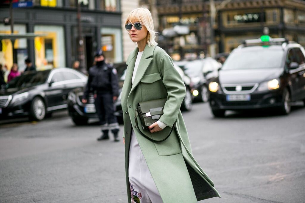 Street style: cores lavadas adocicam as ruas da semana de moda de Paris