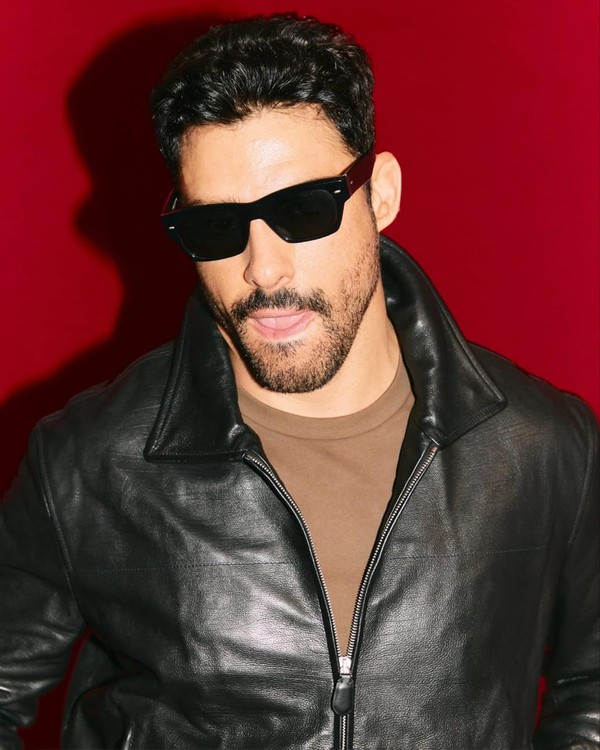 Cauã Reymond para a web com novo ensaio fotográfico