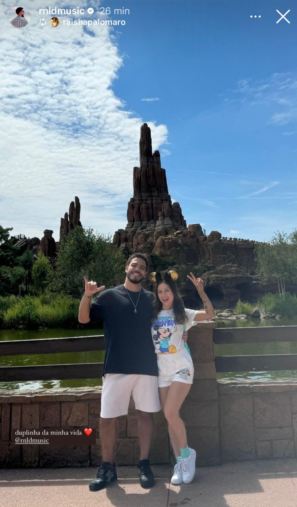 Ronald curte a Disney ao lado da namorada: 'Duplinha'