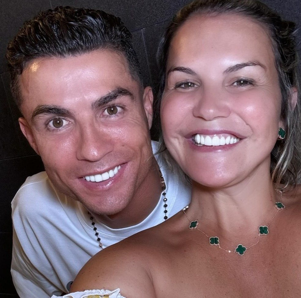 Kátia Aveiro esbanja beleza em cliques ensolarados