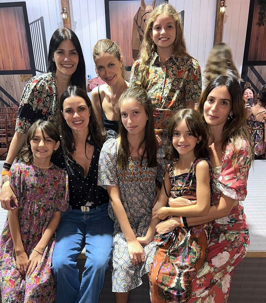 Ex-tops Ana Claudia Michels, Luciana Curtis e Carol Bittencourt se emocionam ao verem filhas ...