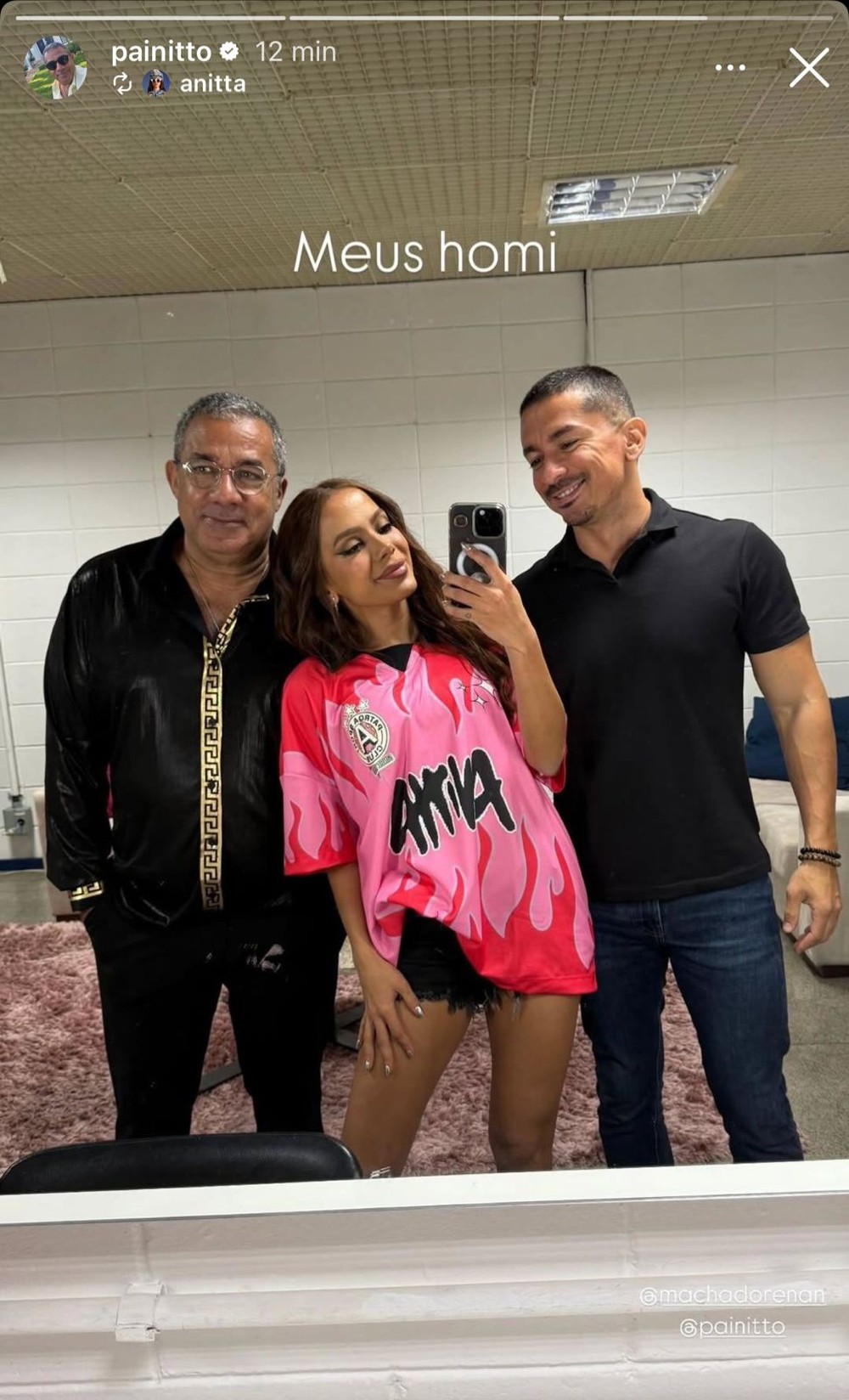 Anitta posa com o pai, Mauro Machado, e o irmão, Renan