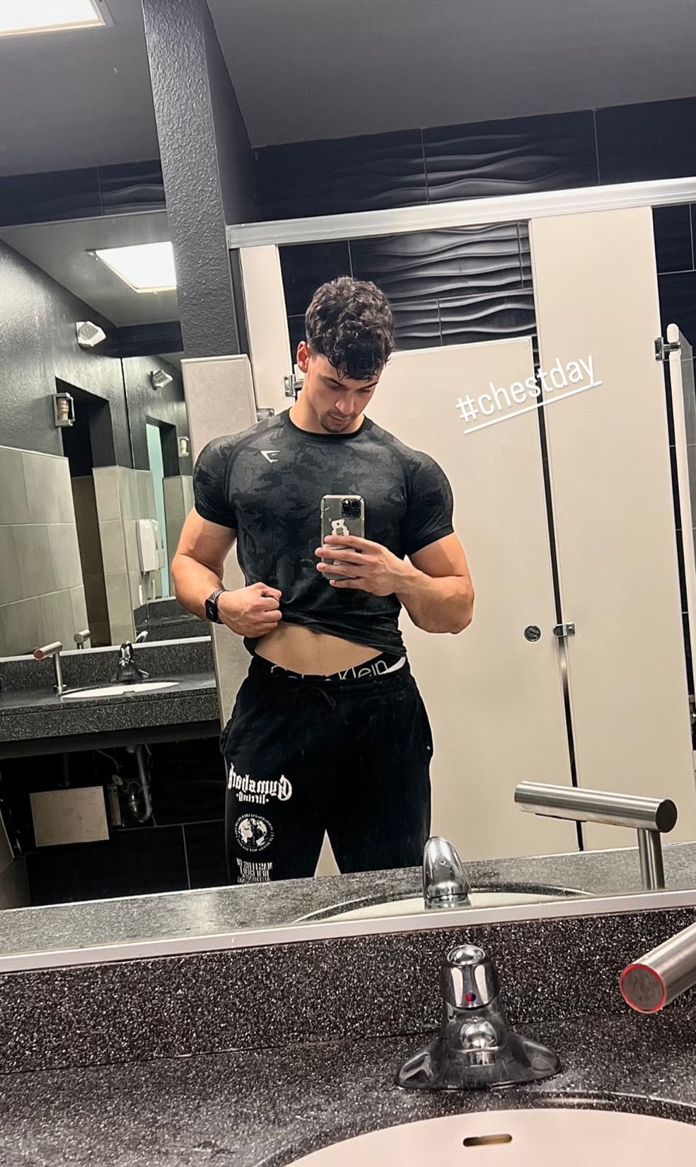 Victor Alexandre inicia a semana na academia