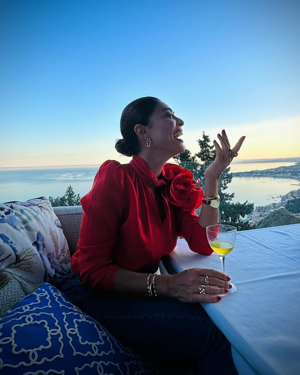 Juliana Paes esbanja elegância com look all red na Itália