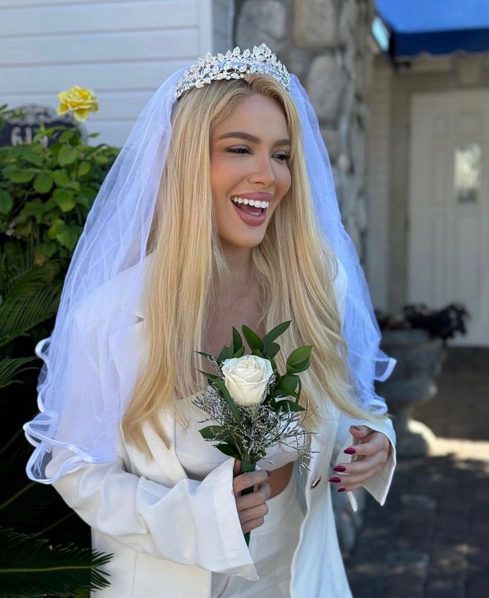 Em Las Vegas, Karol Lima aparece vestida de noiva: 'Casei comigo mesma'
