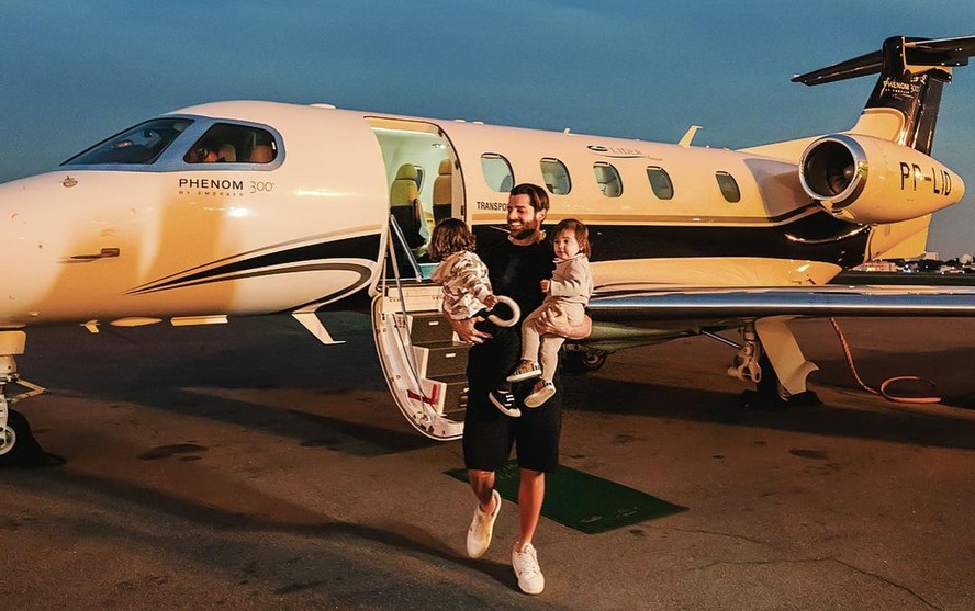 Alok compartilha cliques encantadores com os filhos em jatinho luxuoso