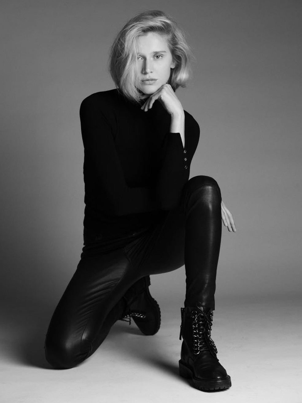 Celina Locks mostra sua beleza em ensaio com perfume rocker