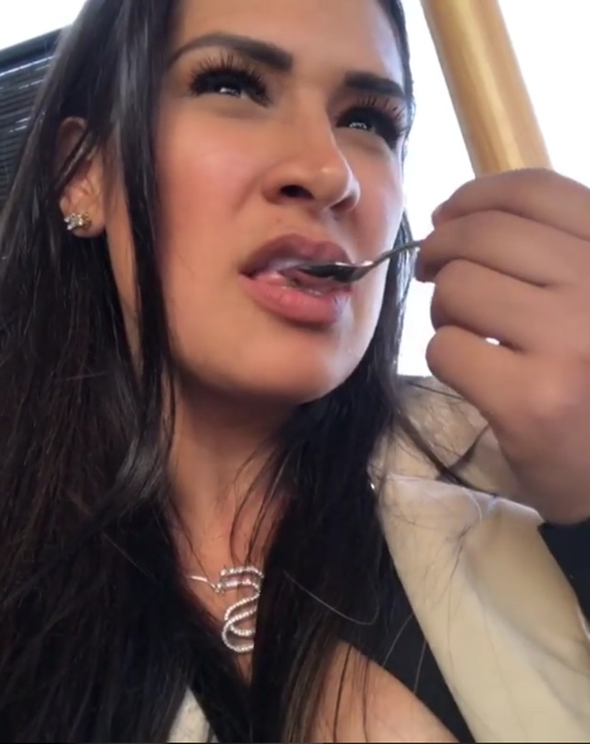 Simone experimenta caviar pela primeira vez e diverte fãs nas redes ...