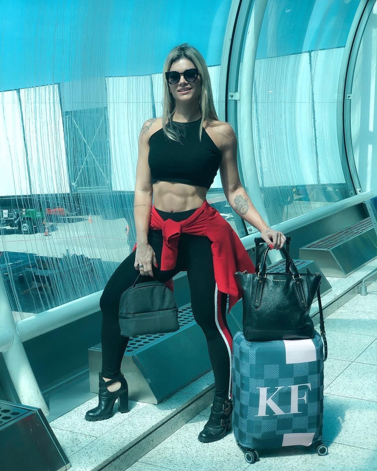 Kelly Key exibe tanquinho sarado antes de viagem: 'Aerolook'